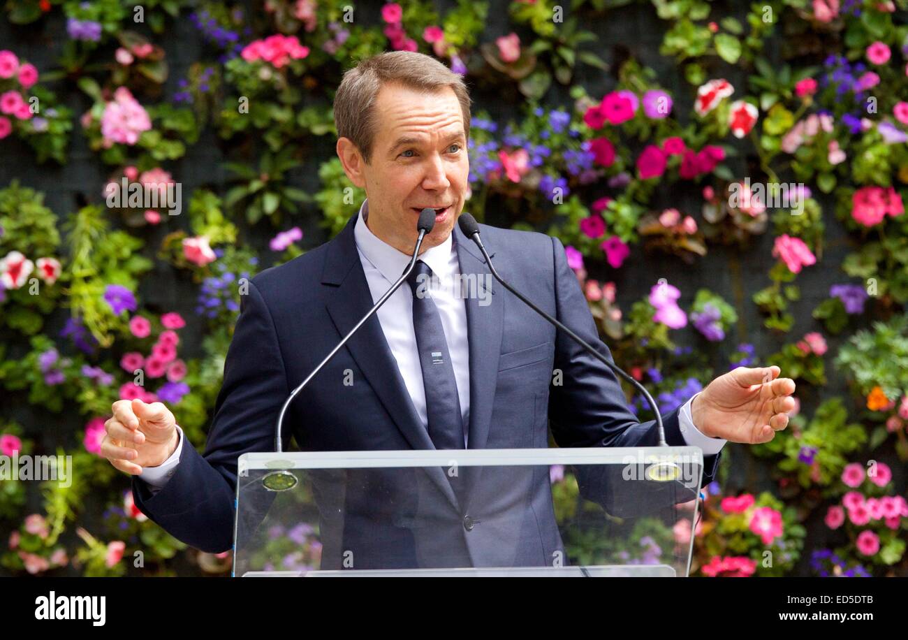 Jeff Koons unveils Split-Rocker at the Rockefeller Center Featuring ...