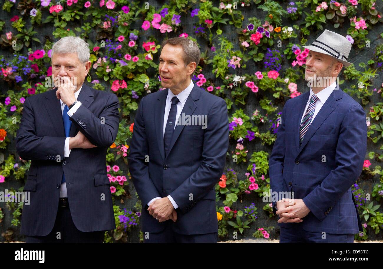 Jeff Koons unveils Split-Rocker at the Rockefeller Center Featuring ...