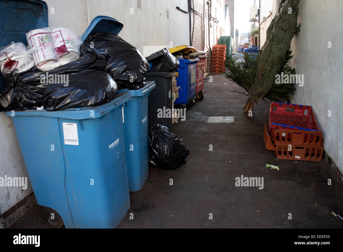 Alleyway bins uk hi-res stock photography and images - Alamy