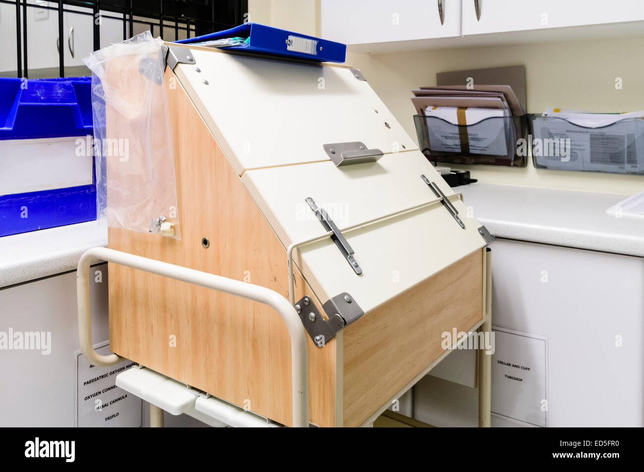 Pharmacist in hospital pharmacy hi-res stock photography and images - Alamy