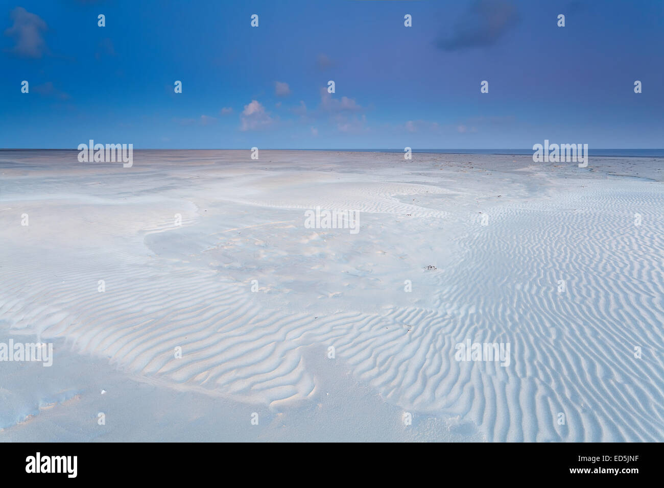 Wavy sand texture hi-res stock photography and images - Alamy