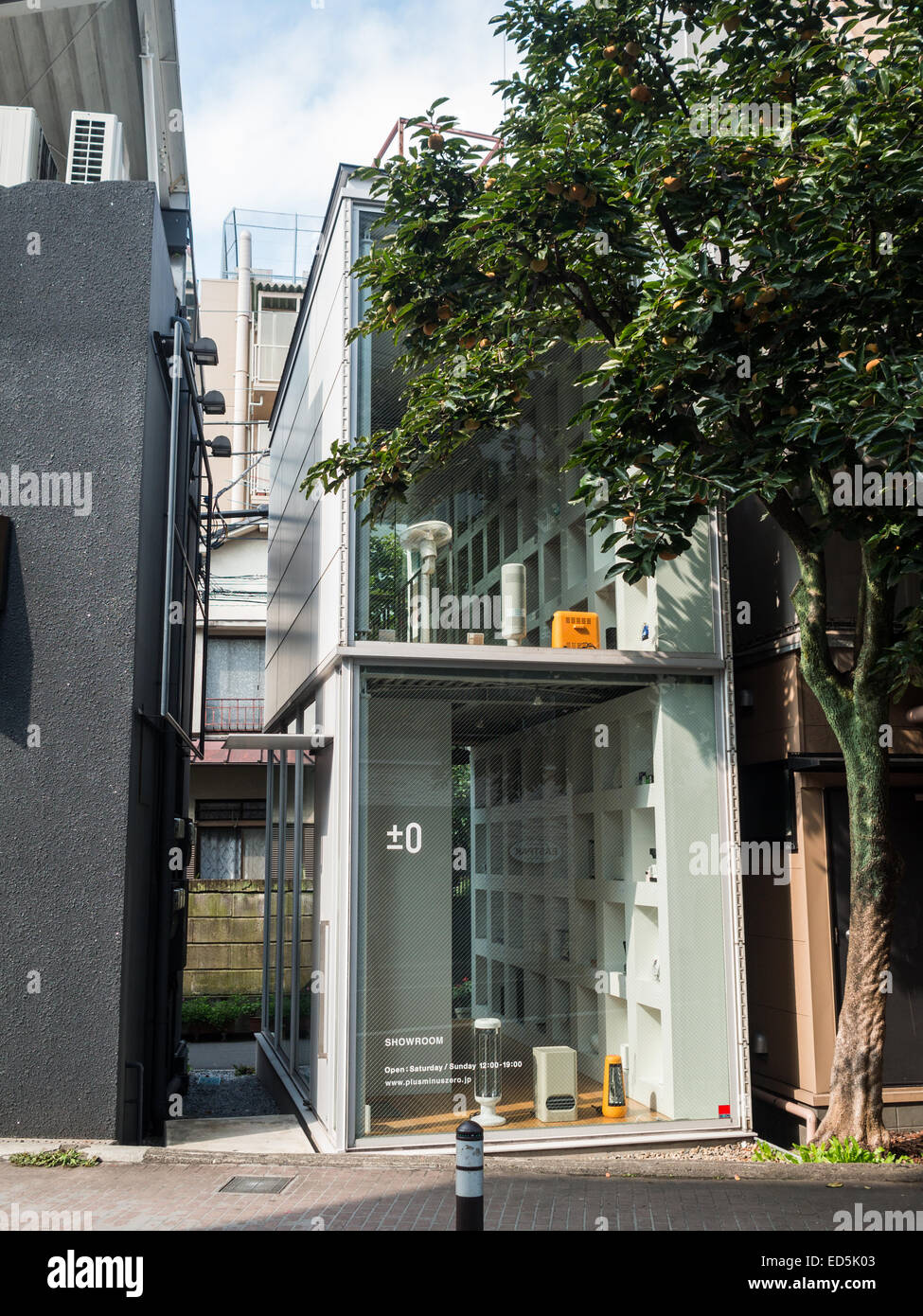 Tokyo narrow building Stock Photo - Alamy