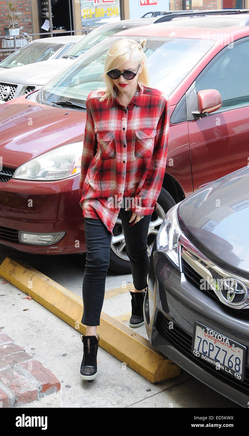 Gwen Stefani in an oversized red checked shirt, visits Jesun ...