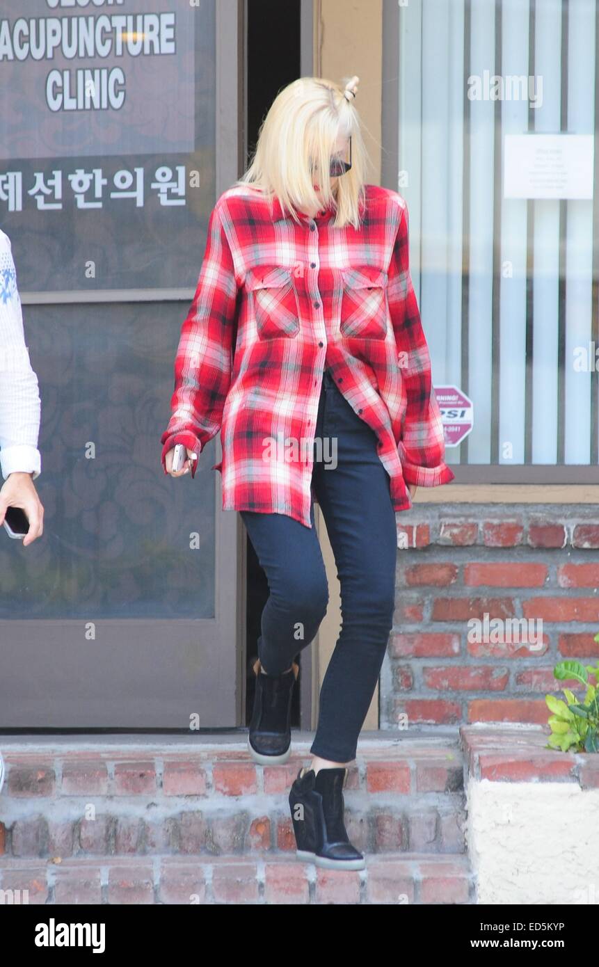 Gwen Stefani in an oversized red checked shirt, visits Jesun ...