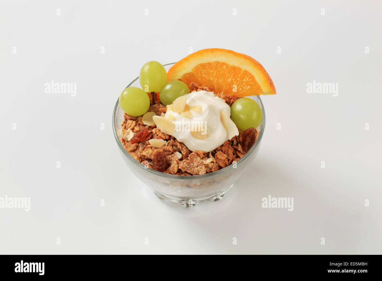 Bowl of breakfast cereals with fruit and quark Stock Photo - Alamy