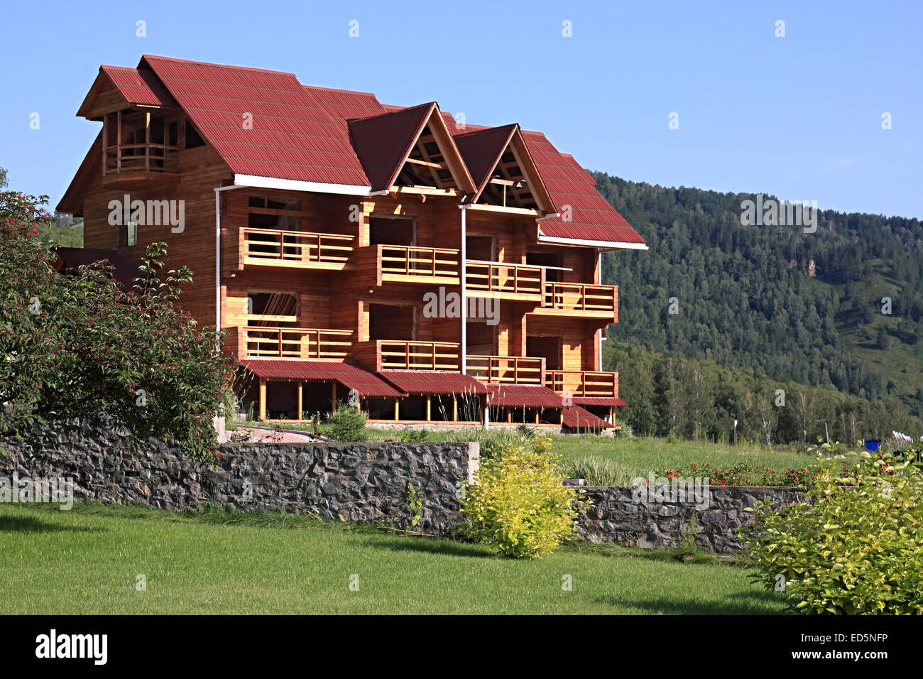 Unfinished building of wooden house Stock Photo - Alamy