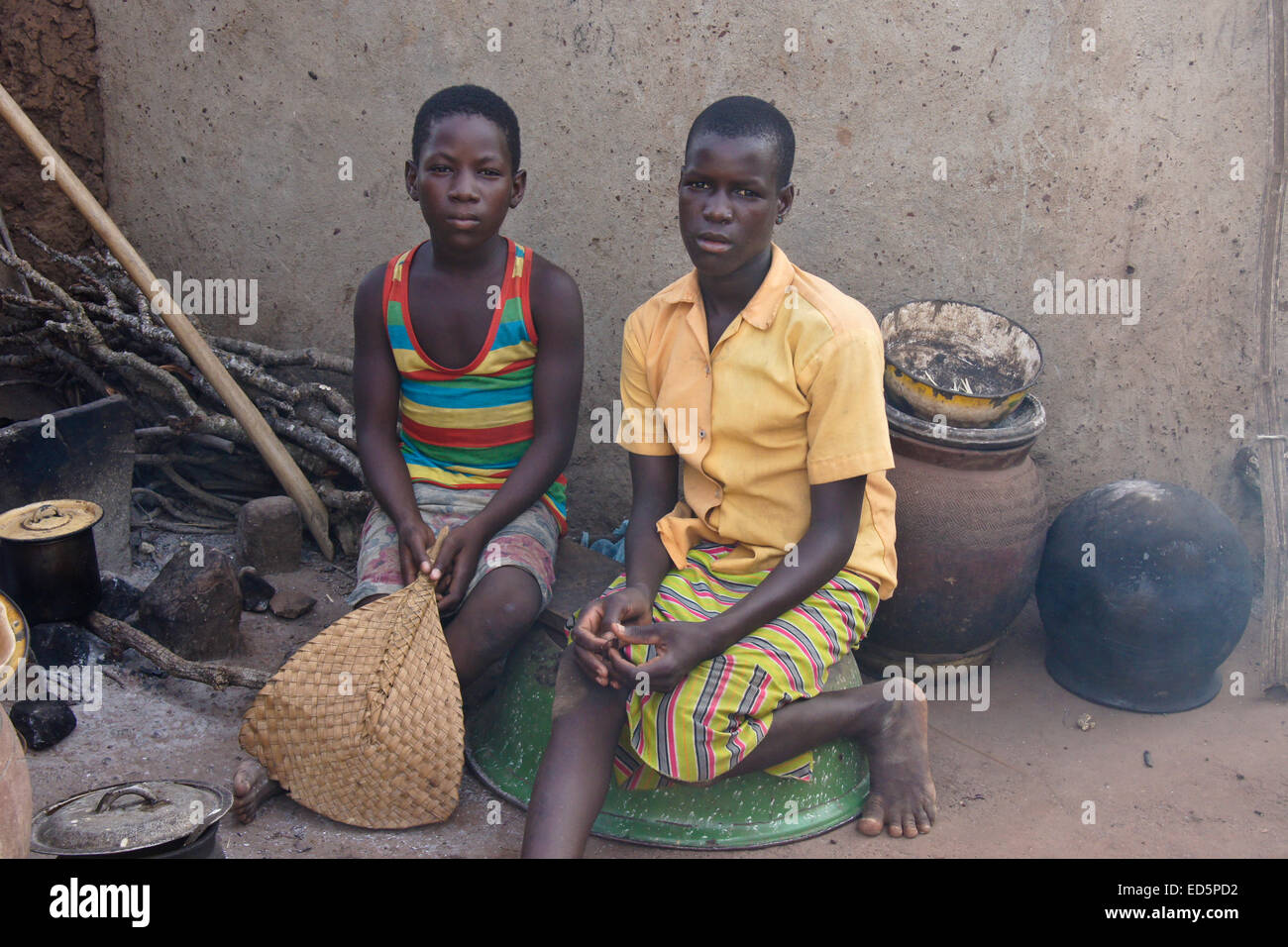 Mother and daughter outside their mud hut, Gambaga, Ghana Stock Photo ...