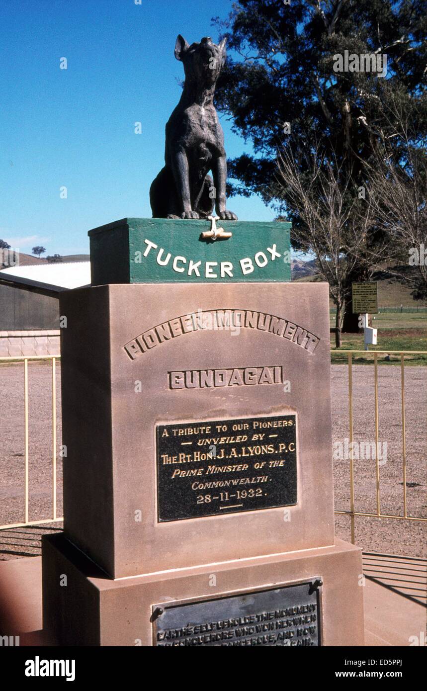 Dog on Tucker Box Pioneer Monument, Gundagai, NSW Stock Photo - Alamy