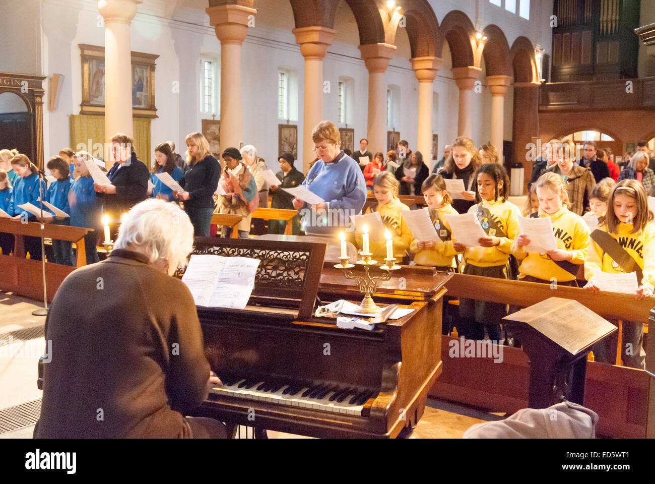 Children singing hymns in church hi-res stock photography and images ...
