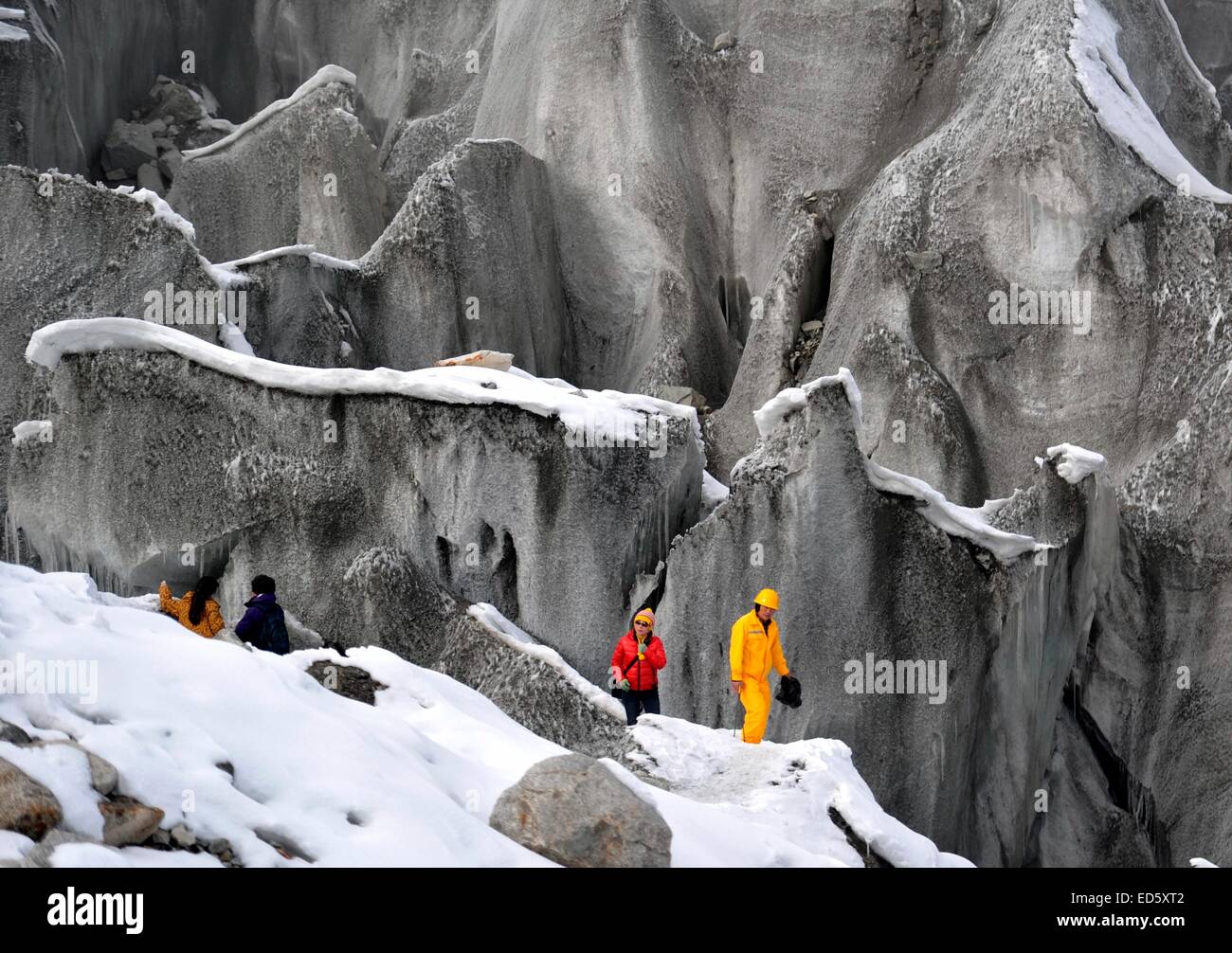 Garz, Sichuan, China. 28th Dec, 2014. A sanitation worker is cleaning ...
