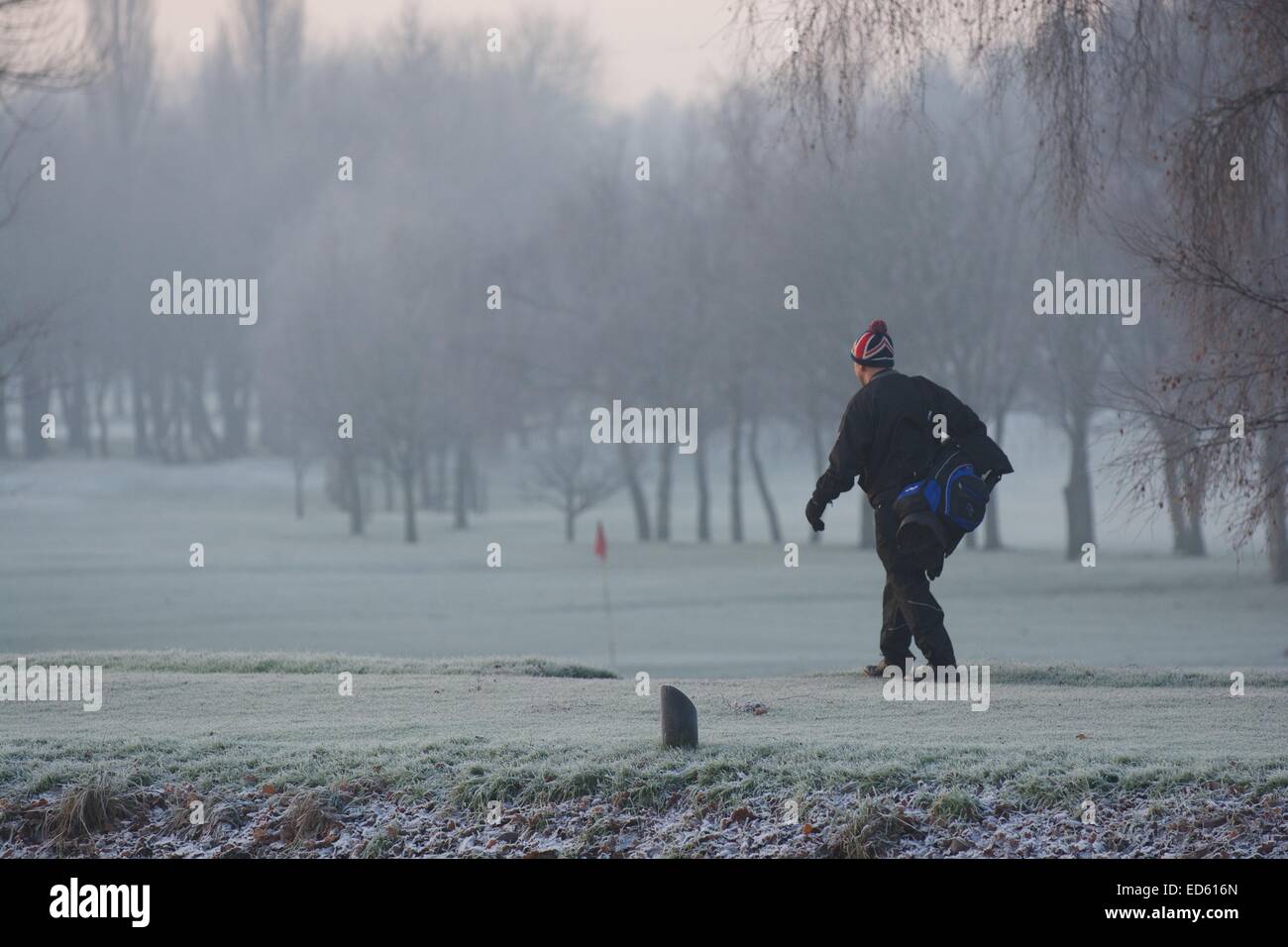 Manchester, UK 29th December 2014. A golfer walks to the tee on a ...