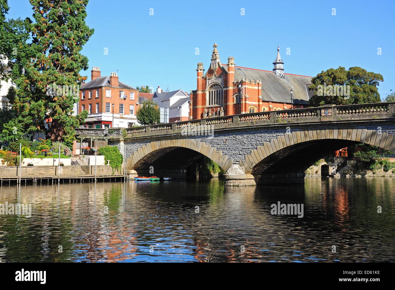 Arched stone bridge over the River Avon with Evesham Methodist church ...
