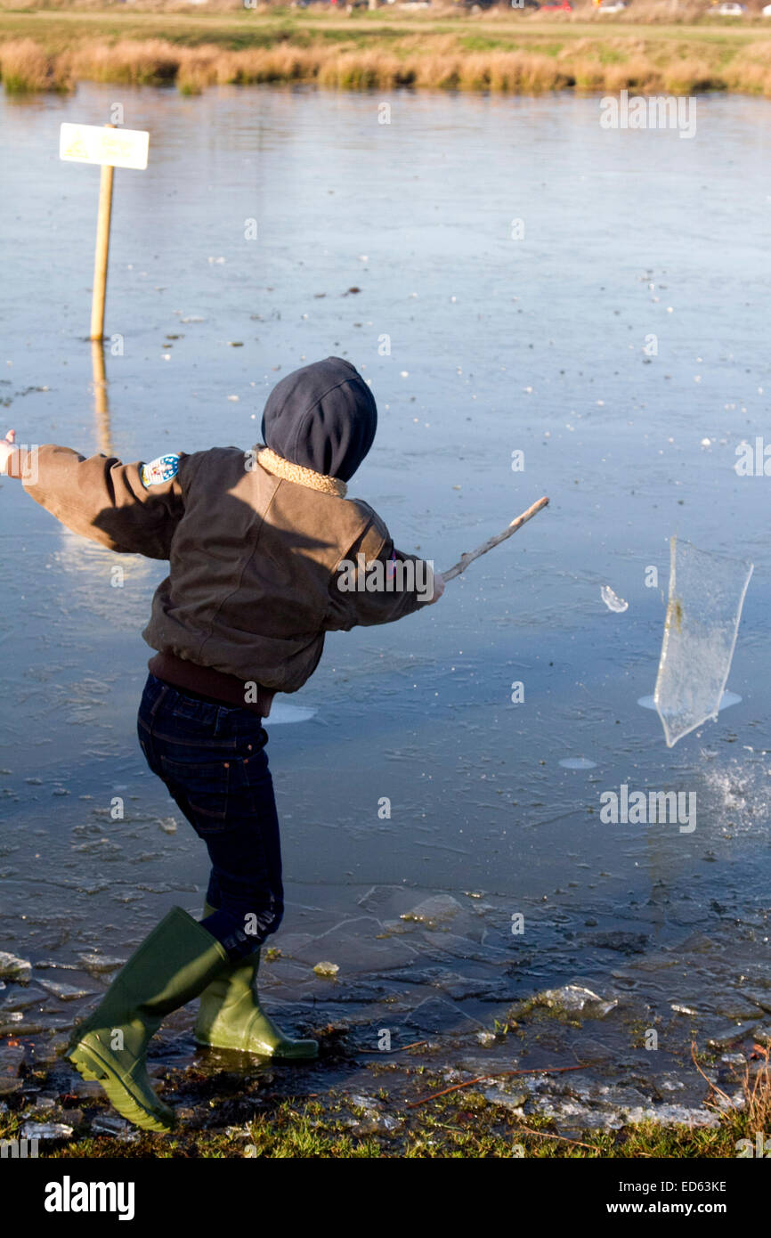 Wimbledon, London, UK. 29th December, 2014. UK Weather: Kids throwing ...