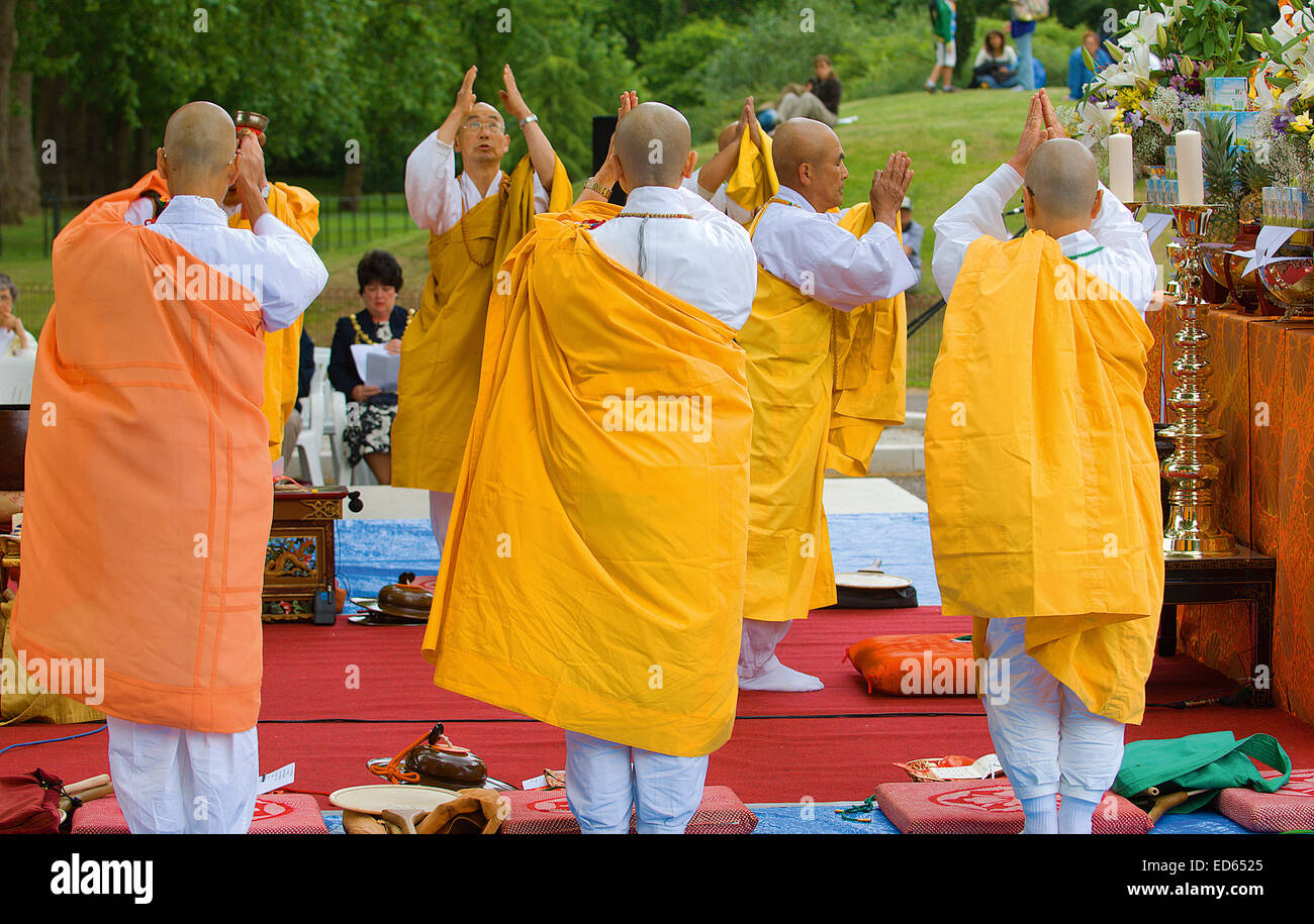 Nipponzan myohoji buddhist hi-res stock photography and images - Alamy