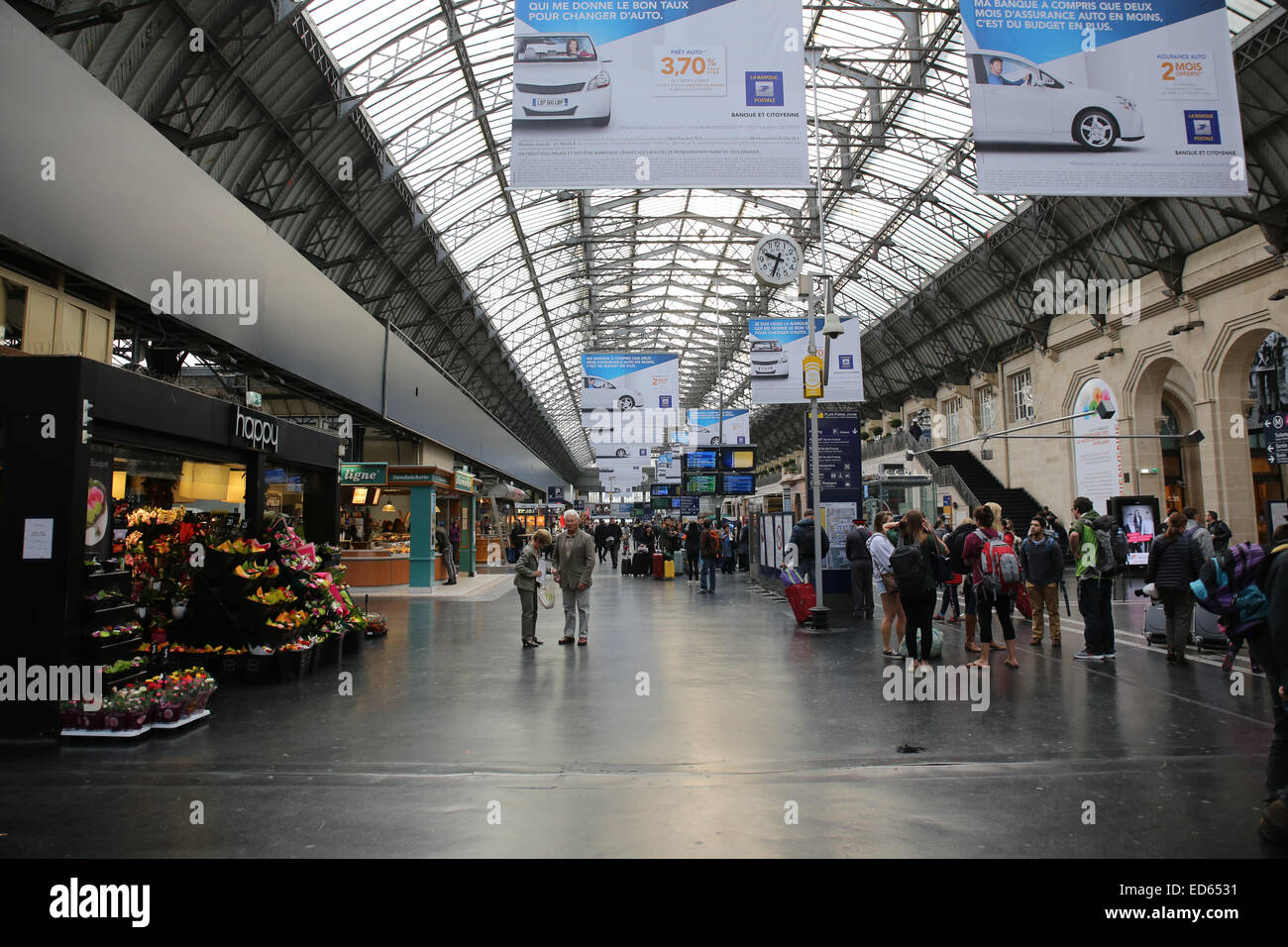 inside Paris north train station Stock Photo - Alamy