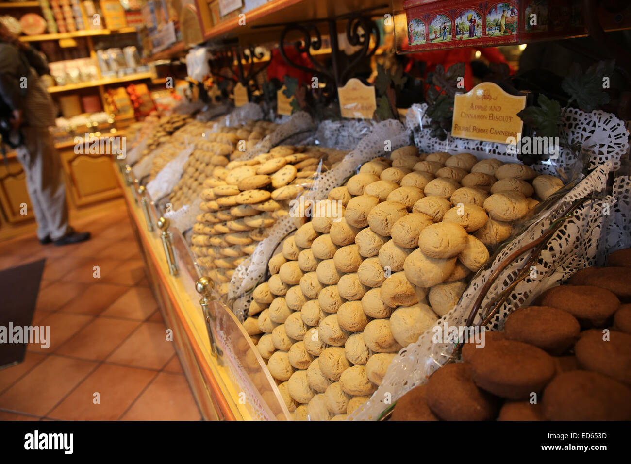 gourmet biscuit shop Paris Stock Photo - Alamy