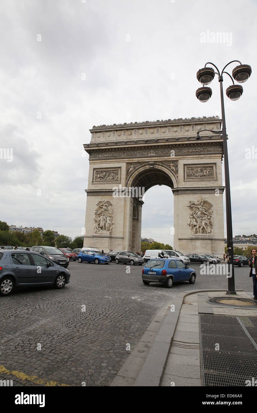 Arc de Triomphe Paris traffic Stock Photo - Alamy