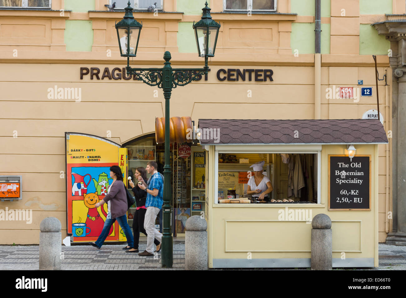 Prague trdelnik pastries hi-res stock photography and images - Alamy