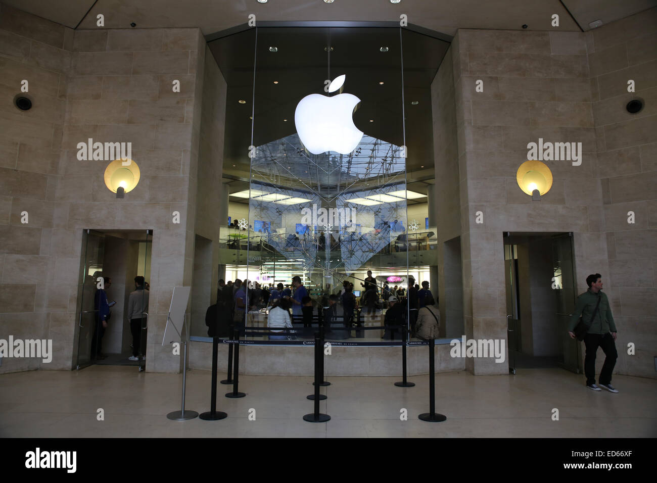 Paris apple store Stock Photo - Alamy
