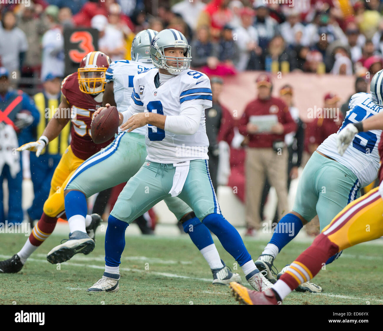 Dallas Cowboys quarterback Tony Romo (9) looks to pass in the second ...