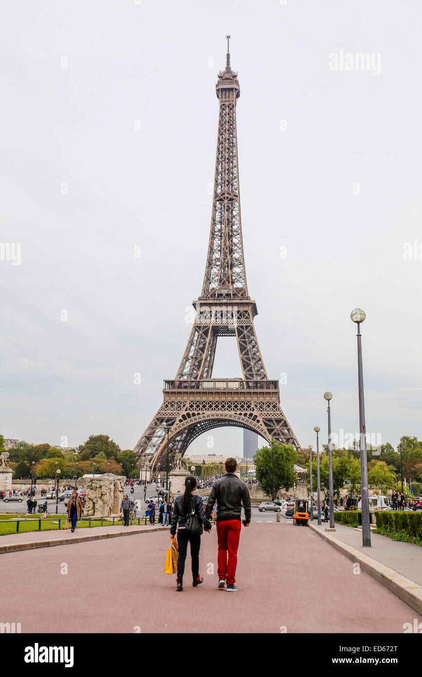 couple working Paris Eiffel tower day Stock Photo - Alamy