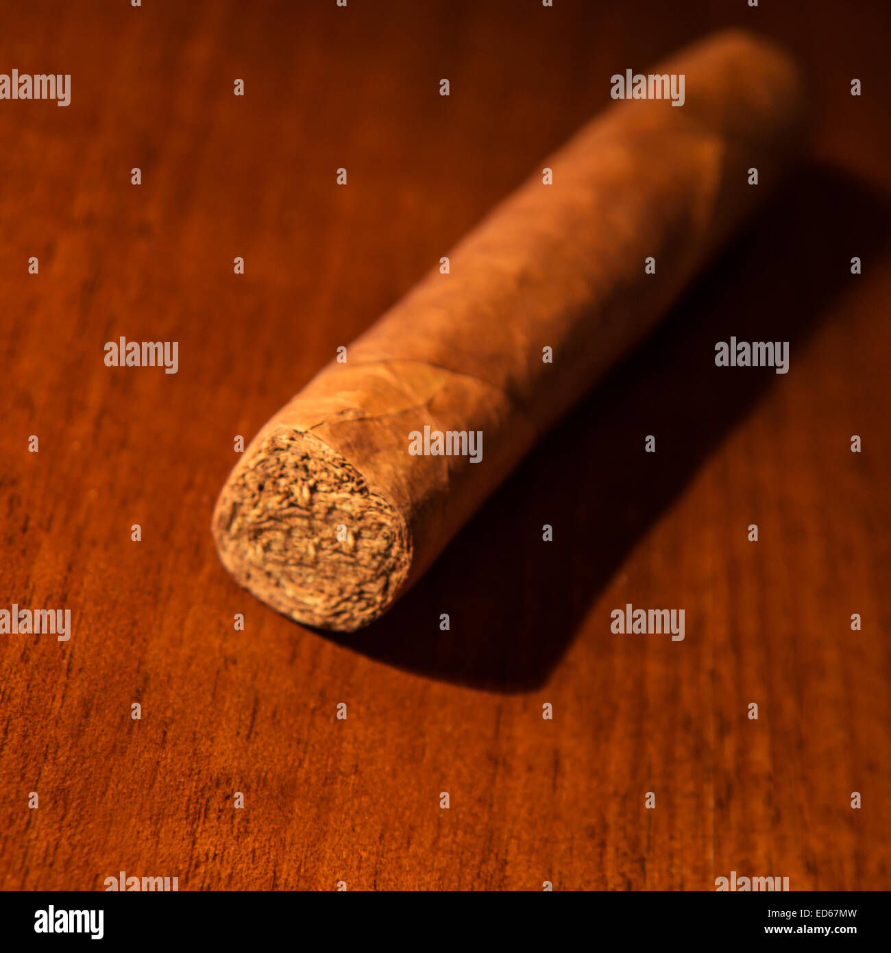 cigar on wood table (closeup Stock Photo - Alamy