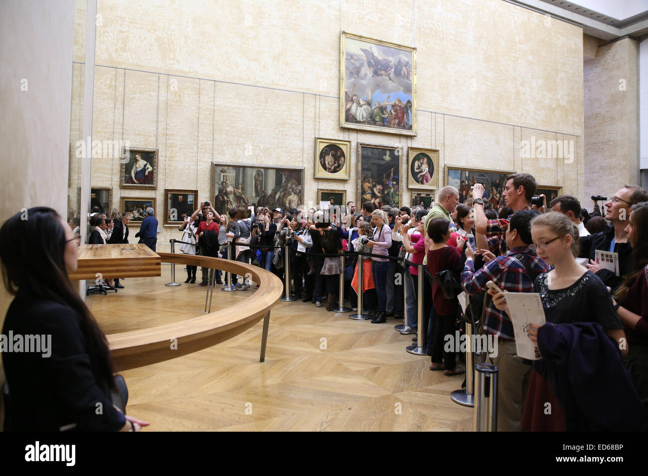 Mona lisa louvre museum crowd hi-res stock photography and images - Alamy