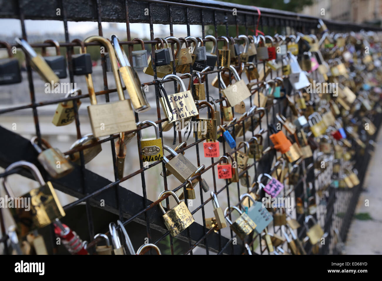 The paris bridge of locks hi-res stock photography and images - Alamy