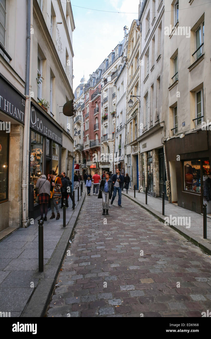 Paris narrow street people Stock Photo - Alamy