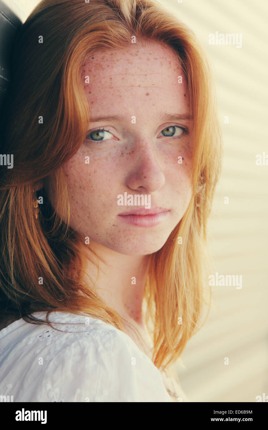 Homeless girl alone hi-res stock photography and images - Alamy