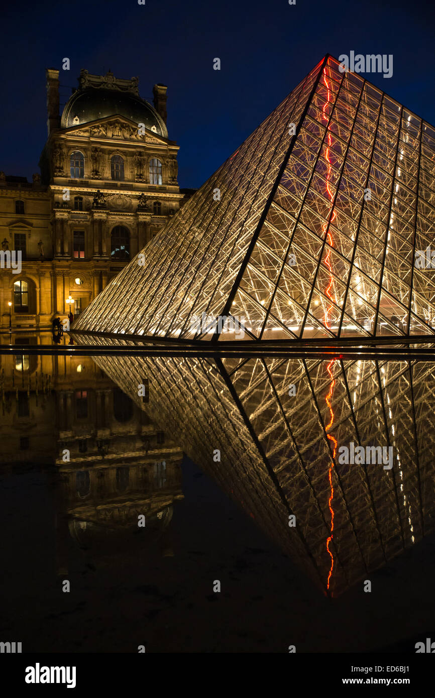 Paris postcard pyramid symbol tourism Stock Photo - Alamy
