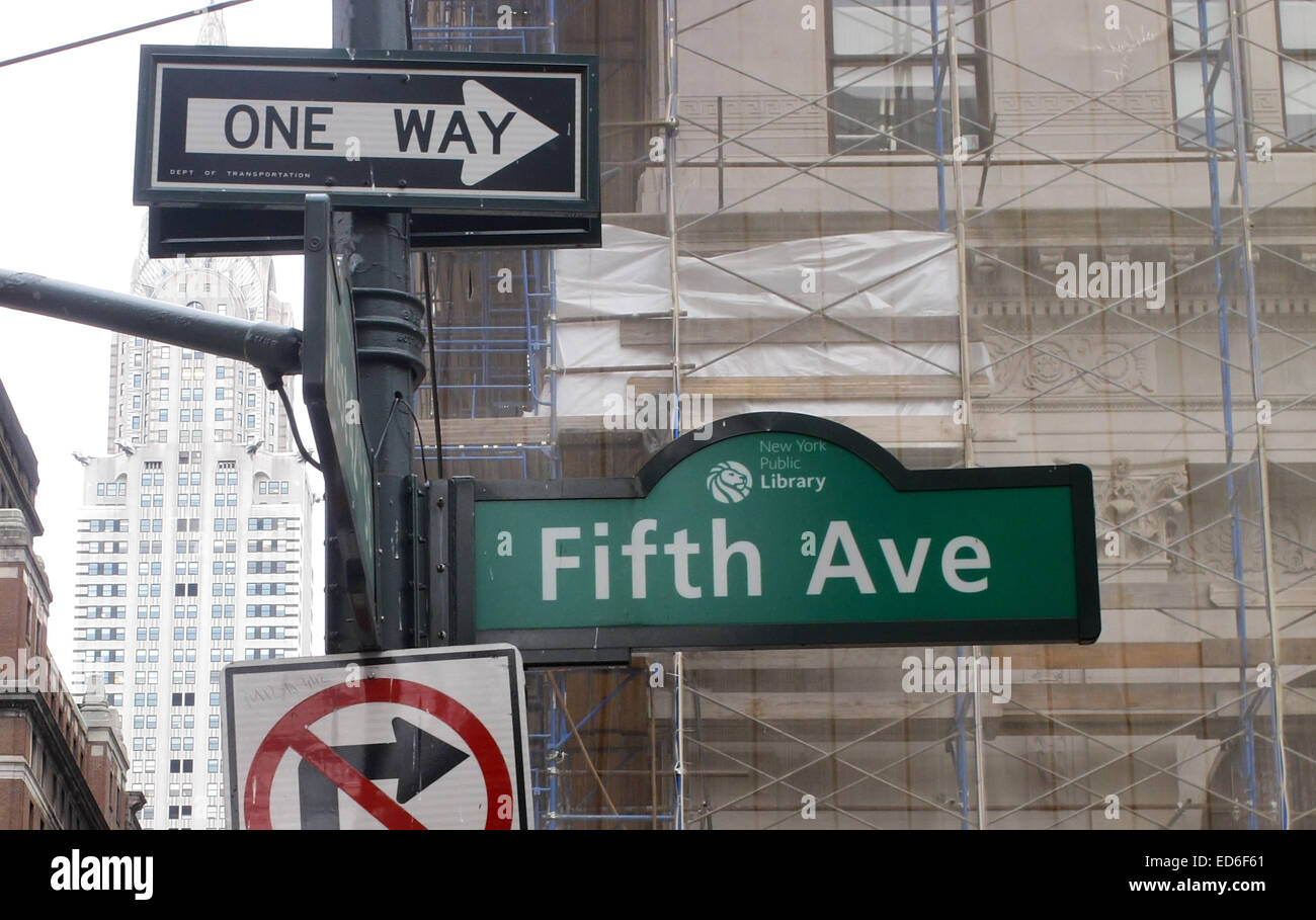 5th Avenue sign Stock Photo - Alamy