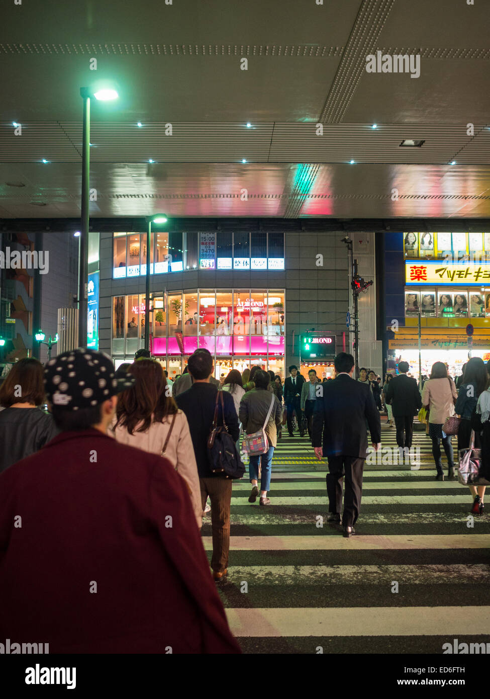 Tokyo people crossing road hi-res stock photography and images - Alamy