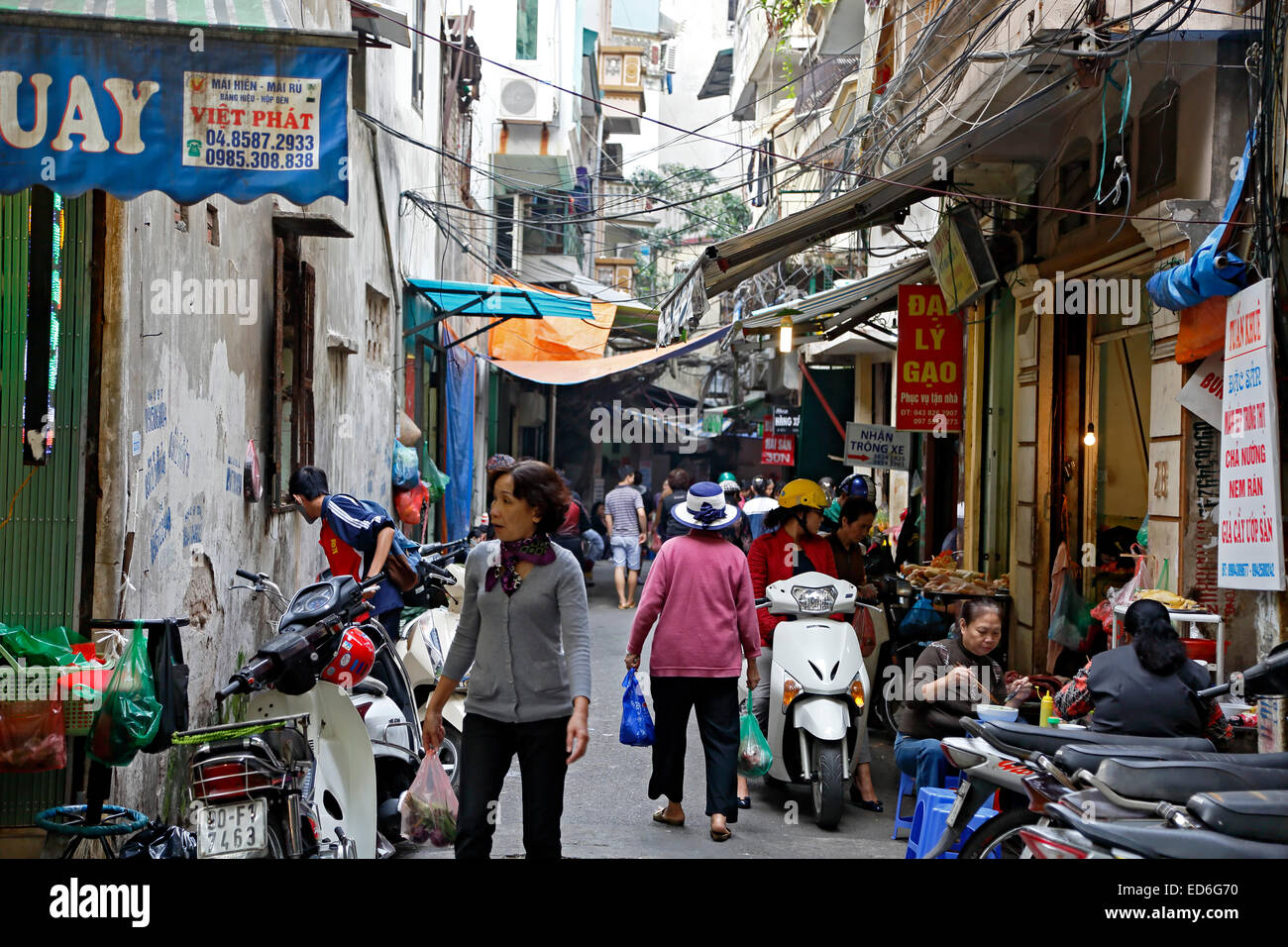 Street scene, Old Quarter (aka The 36 Streets), Hanoi, Vietnam Stock ...