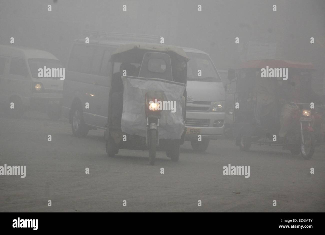 Foggy dense fog conditions weather hi-res stock photography and images ...