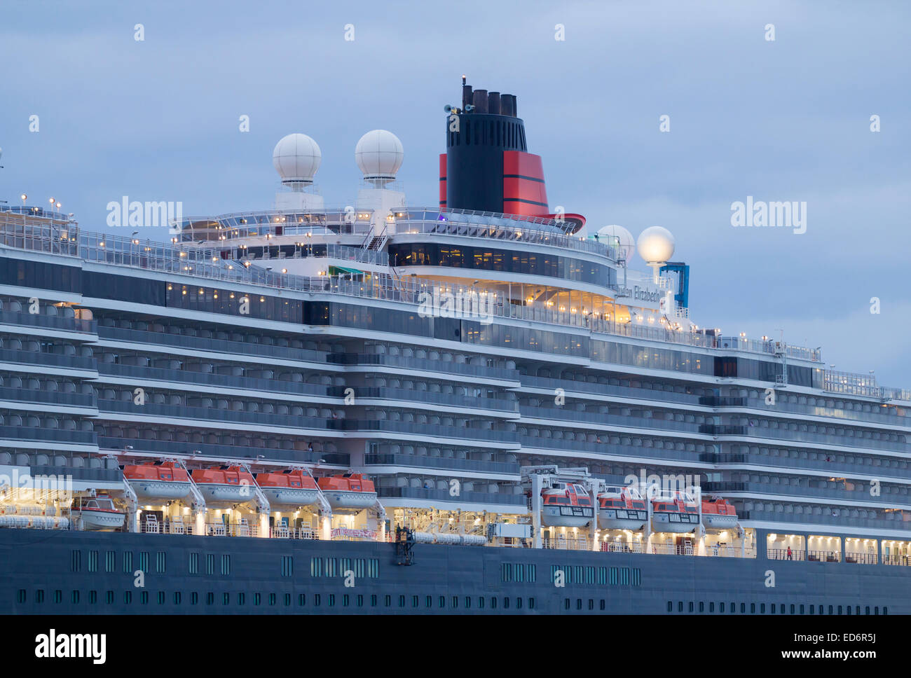 Queen Elizabeth cruise ship Stock Photo - Alamy