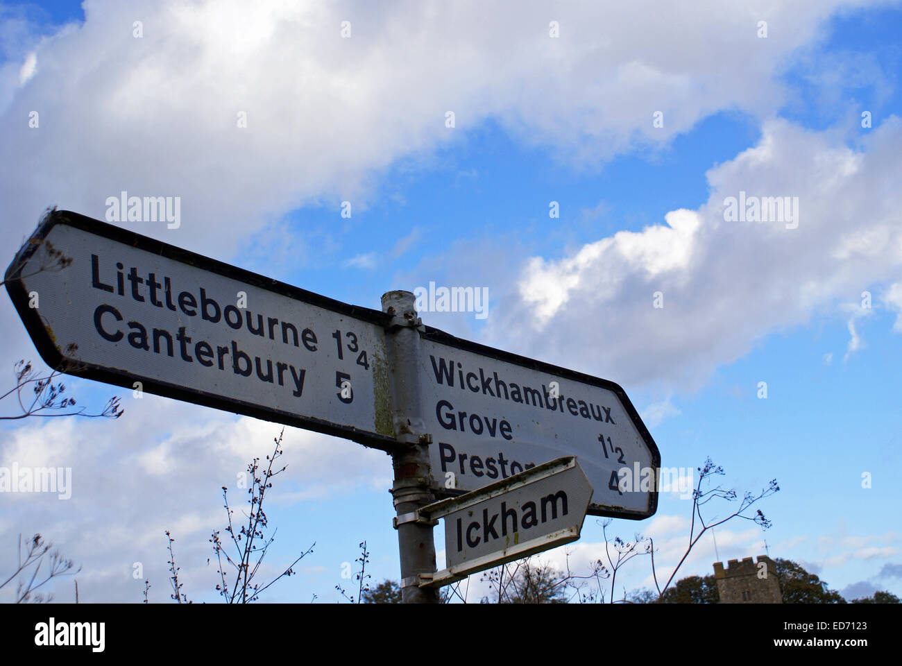 A road sign featuring Canterbury in Kent Stock Photo - Alamy