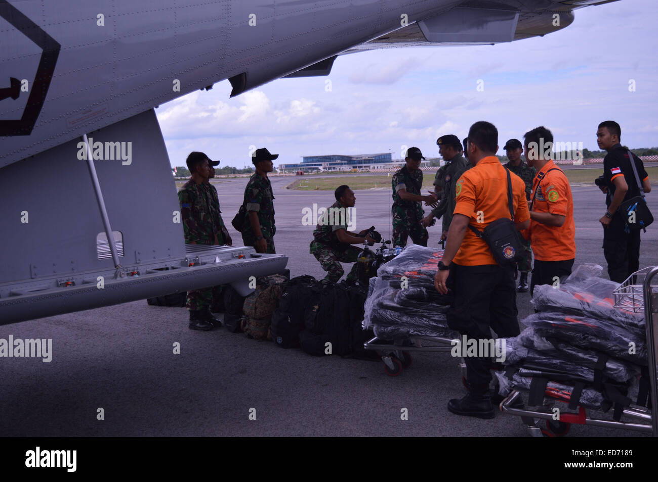 Indonesia Rescue team prepare to evacuate victim Air Asia QZ 8510 on ...