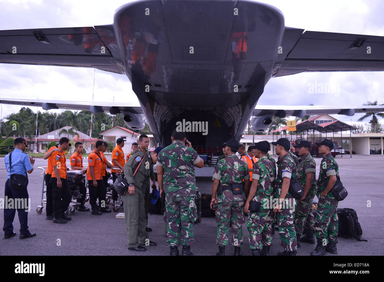 Indonesia Rescue team prepare to evacuate victim Air Asia QZ 8510on sea ...