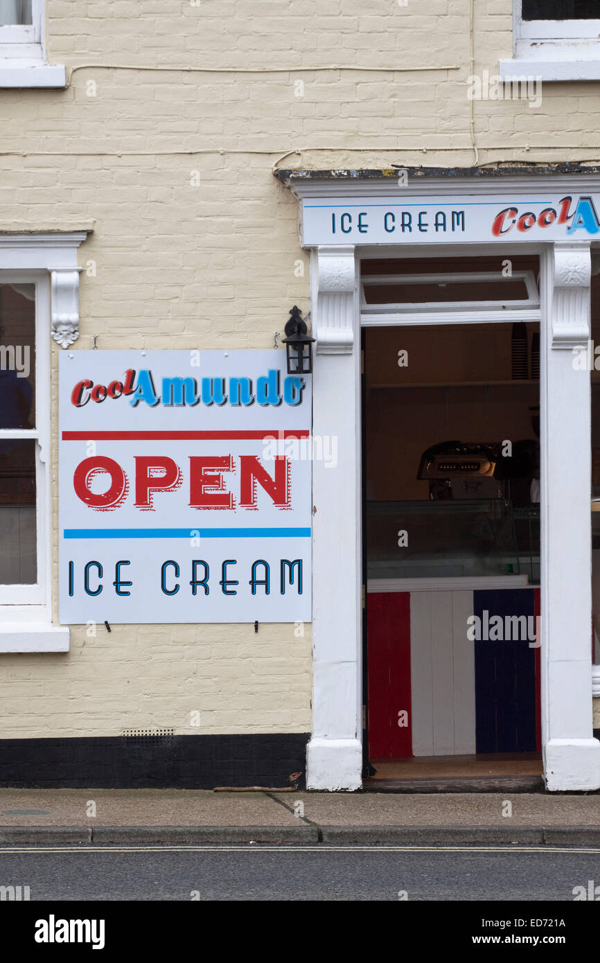 Cool Amundo ice cream parlour parlor on a street corner Stock Photo - Alamy