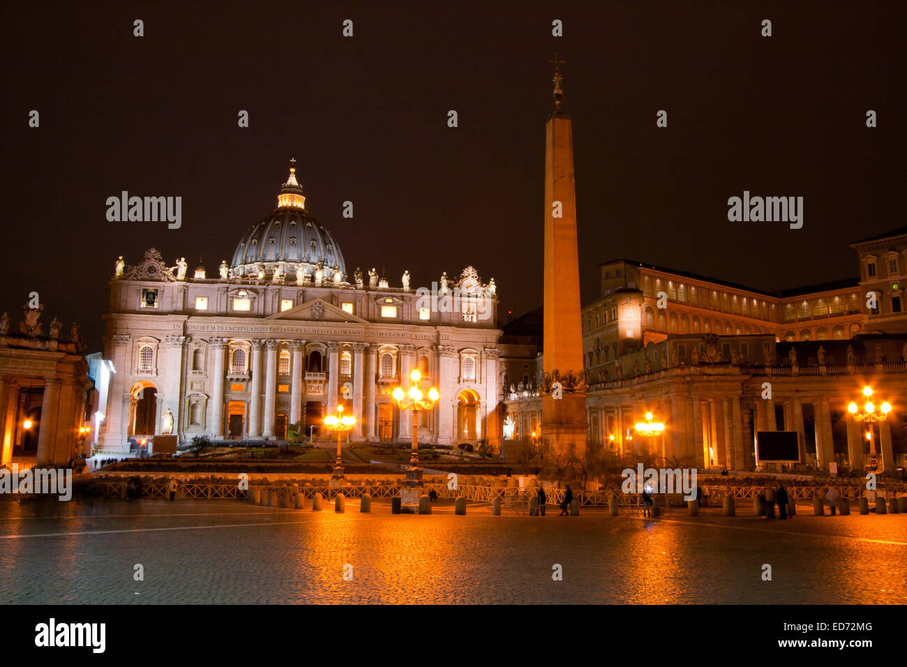 Basilica di San Pietro Vatican Cathedral, Rome Italy at night Stock ...