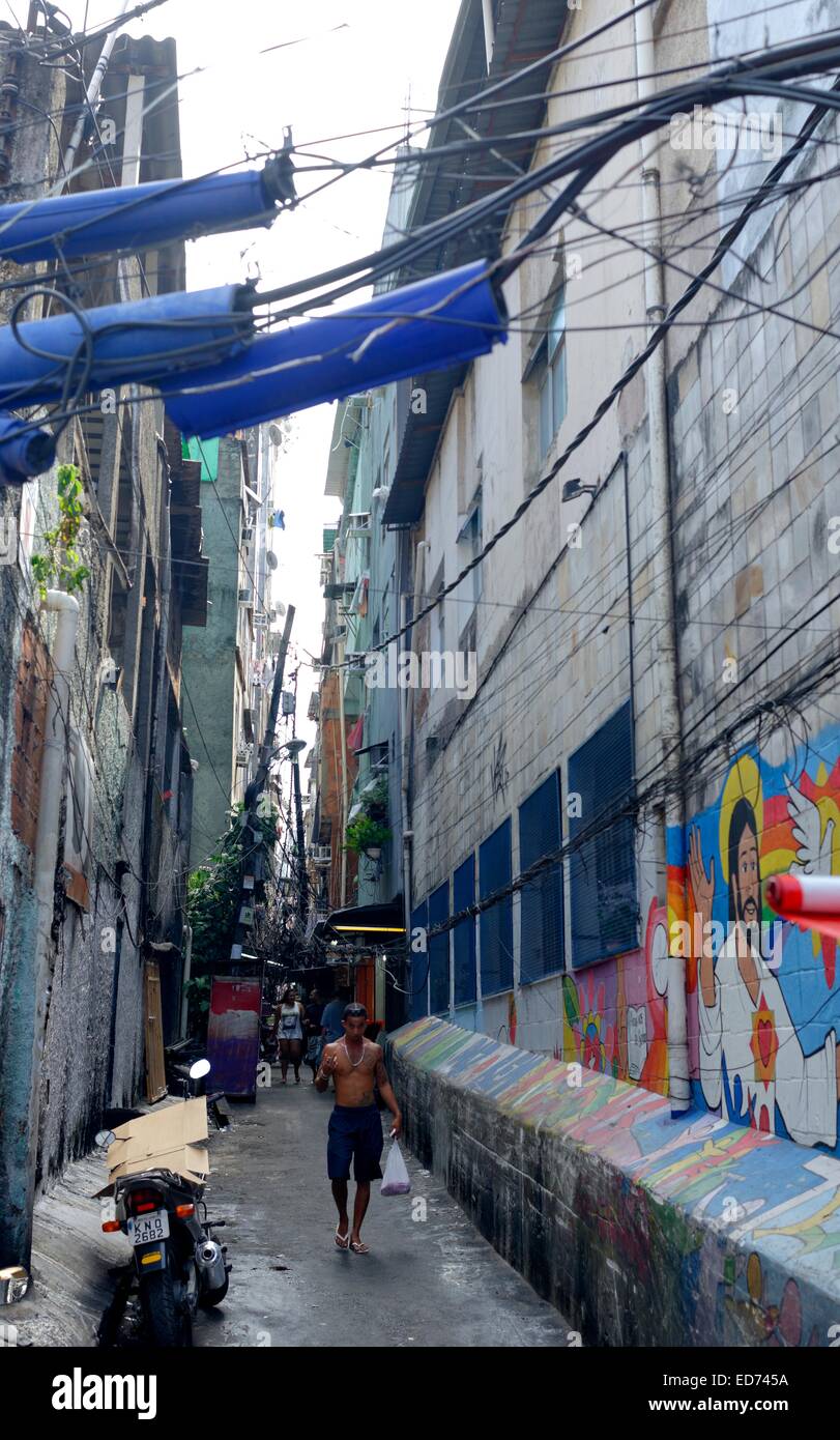 Communications and power cables are messy in an alley in Rocinha ...