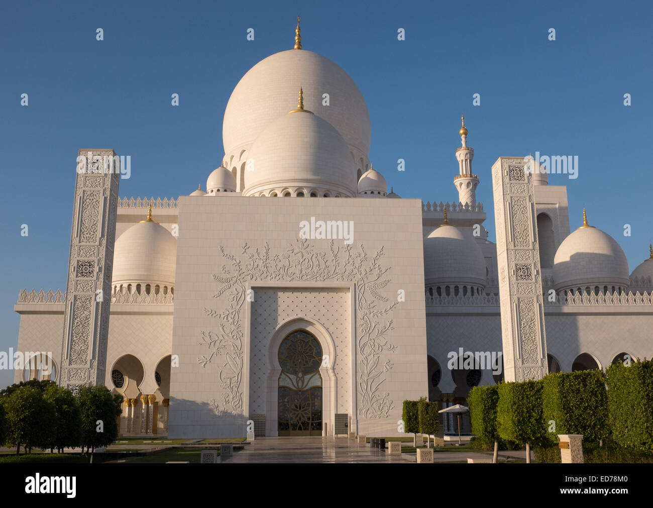 Sheikh zayed grand mosque skyline hi-res stock photography and images ...