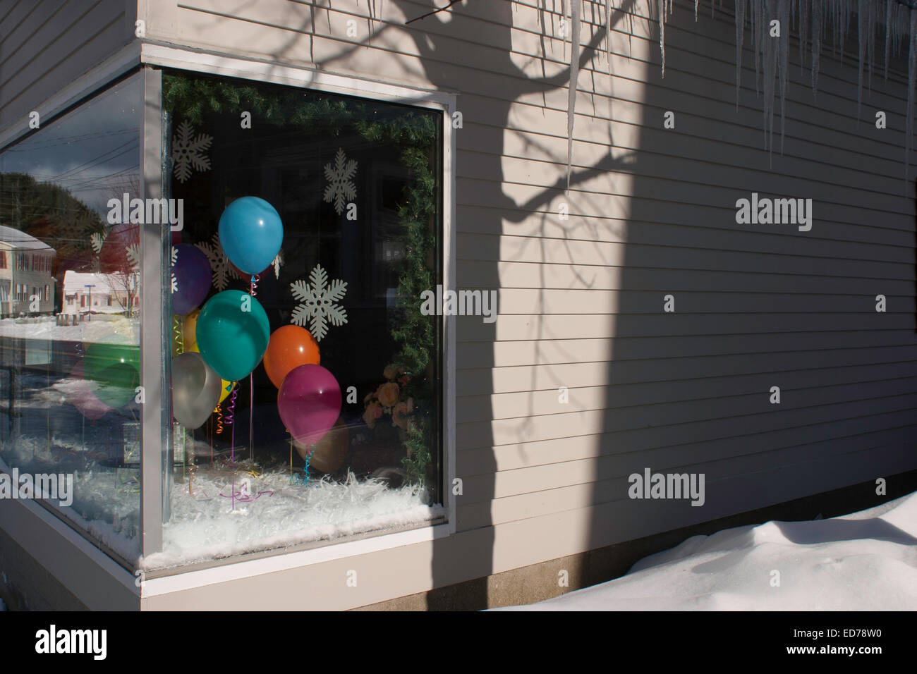 Winter scene outside a decorated flower shop window Stock Photo - Alamy