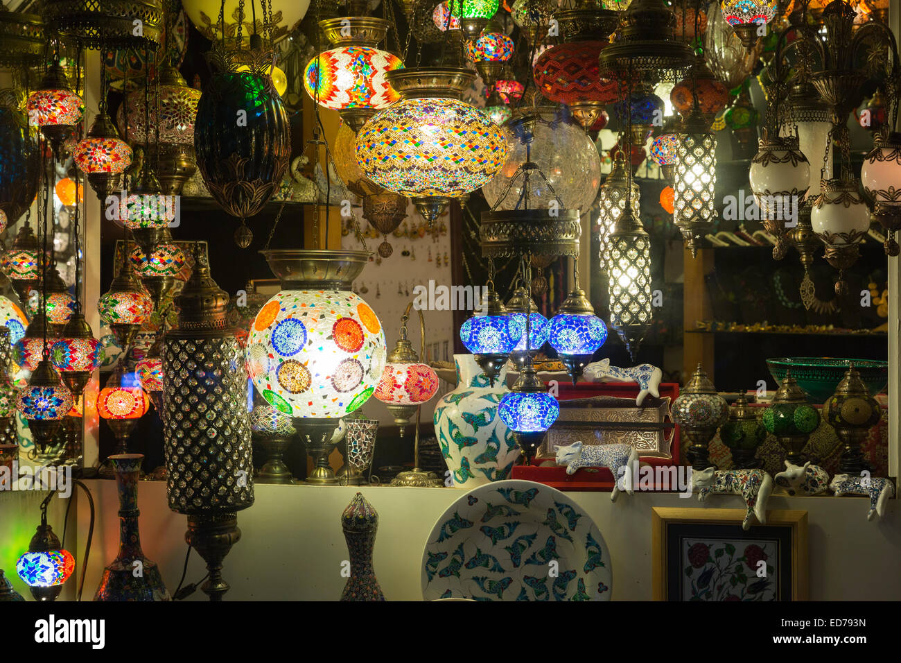 Lamps shop hi-res stock photography and images - Alamy