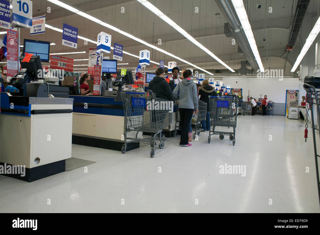 Cashiers hi-res stock photography and images - Alamy