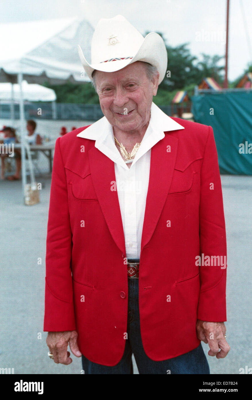 File. 29th Dec, 2014. Veteran country star JIMMY DICKENS, who turned 94 ...