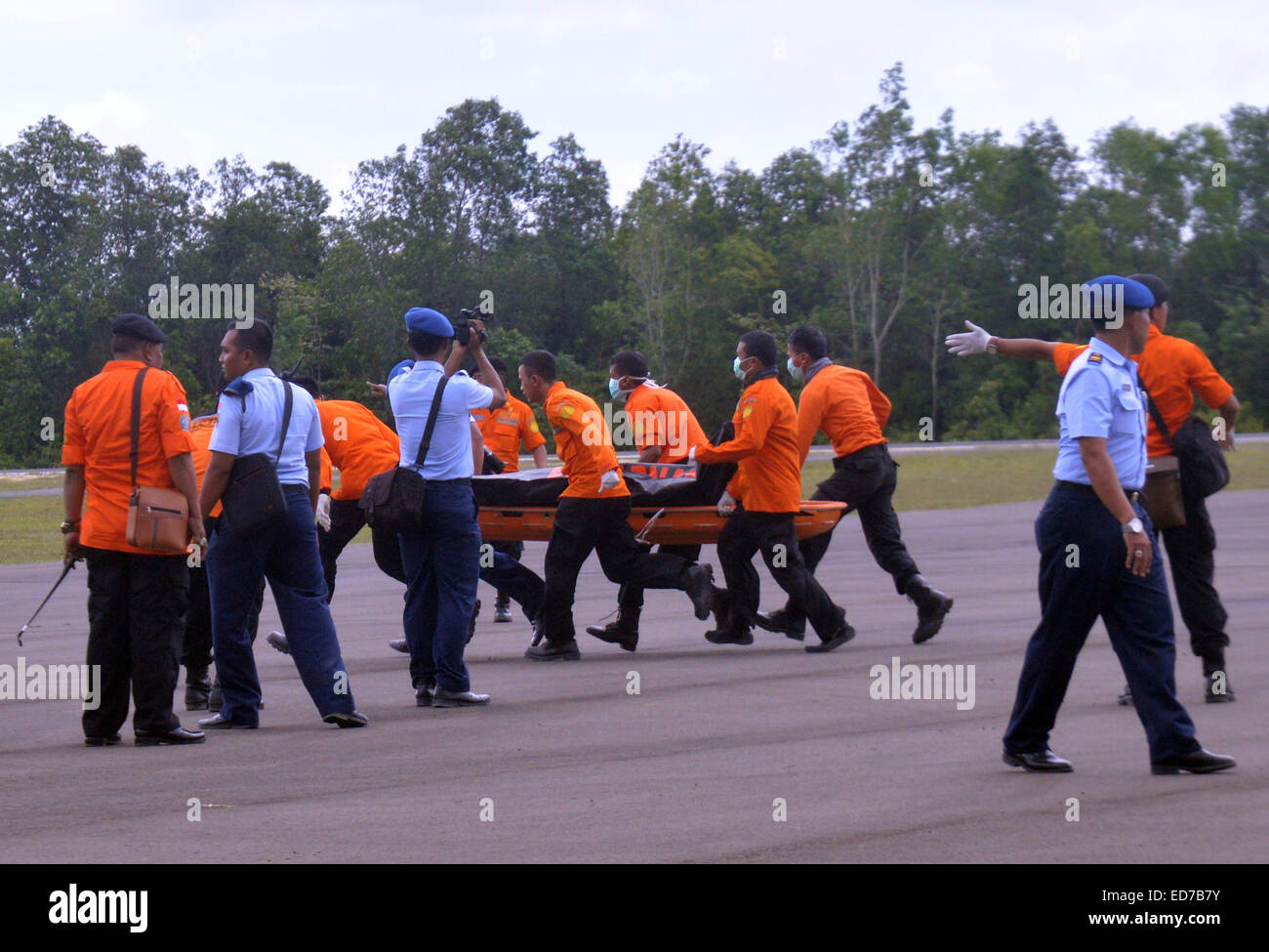 Pangkalan Bun, Indonesia. 21st December, 2014. Indonesia rescue team ...