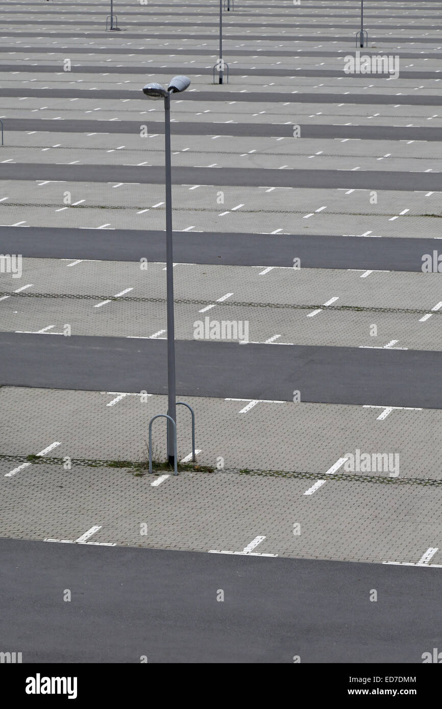 Empty parking lot hi-res stock photography and images - Alamy