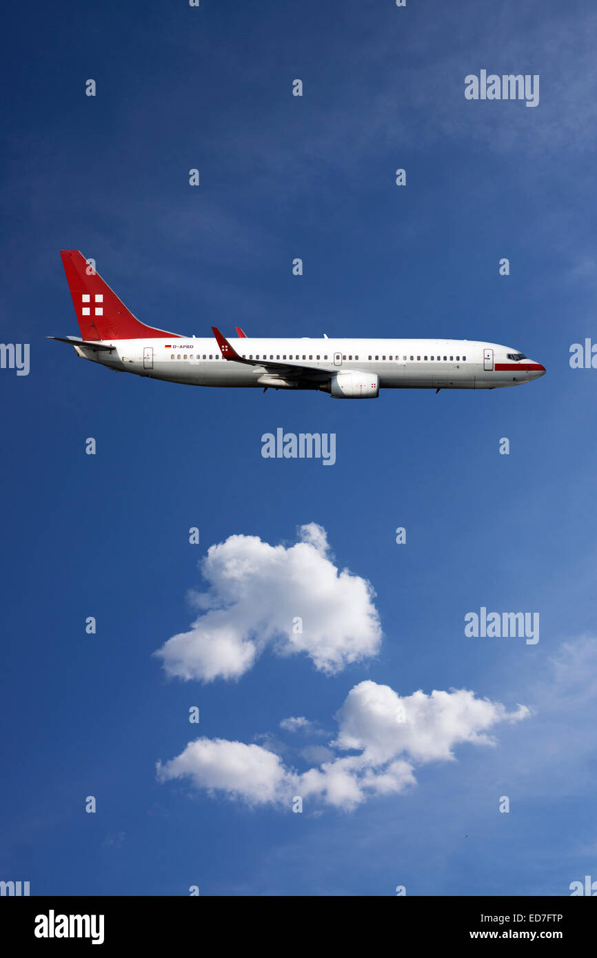 Boeing 737 in flight hi-res stock photography and images - Alamy